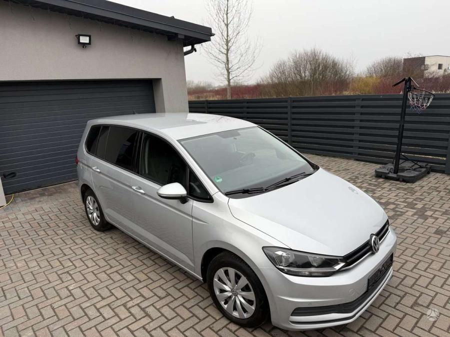 Grey Volkswagen Touran 2016 in Kaunas, with an engine capacity of 1.60 L and mileage of 205 thousand km for 8600 €, photo 1 on AUTOMOTO.COM.LV