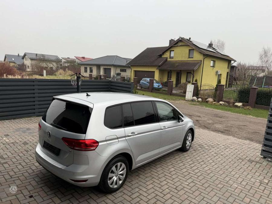 Grey Volkswagen Touran 2016 in Kaunas, with an engine capacity of 1.60 L and mileage of 205 thousand km for 8600 €, photo 3 on AUTOMOTO.COM.LV