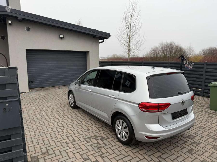 Grey Volkswagen Touran 2016 in Kaunas, with an engine capacity of 1.60 L and mileage of 205 thousand km for 8600 €, photo 4 on AUTOMOTO.COM.LV