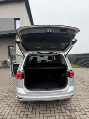 Grey Volkswagen Touran 2016 in Kaunas, with an engine capacity of 1.60 L and mileage of 205 thousand km for 8600 €, photo 8 on AUTOMOTO.COM.LV