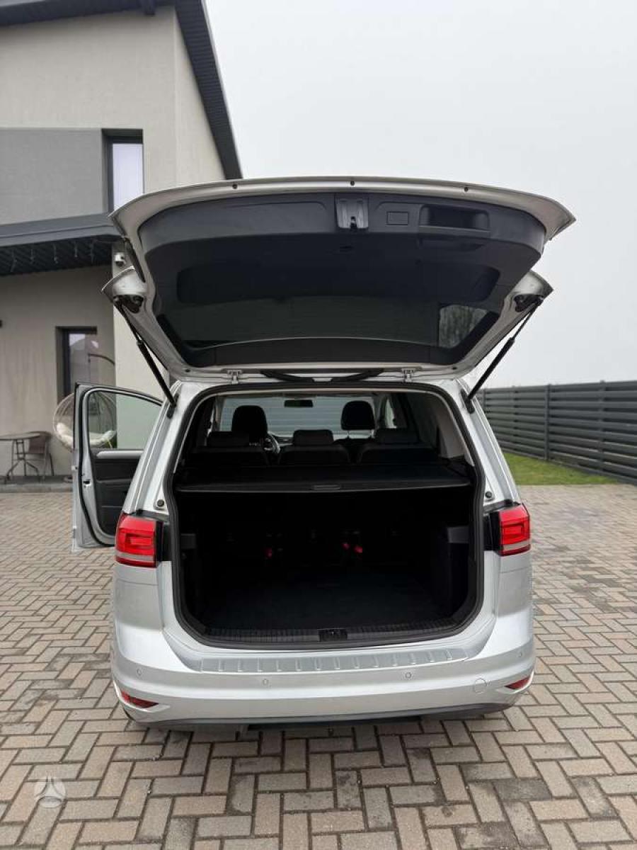 Grey Volkswagen Touran 2016 in Kaunas, with an engine capacity of 1.60 L and mileage of 205 thousand km for 8600 €, photo 8 on AUTOMOTO.COM.LV