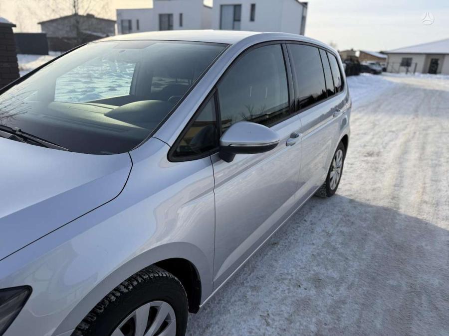 Grey Volkswagen Touran 2016 in Kaunas, with an engine capacity of 1.60 L and mileage of 205 thousand km for 8199 €, photo 3 on AUTOMOTO.COM.LV