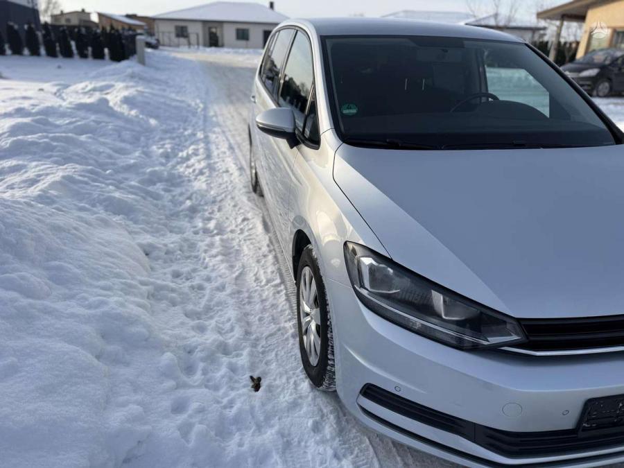 Grey Volkswagen Touran 2016 in Kaunas, with an engine capacity of 1.60 L and mileage of 205 thousand km for 8199 €, photo 4 on AUTOMOTO.COM.LV