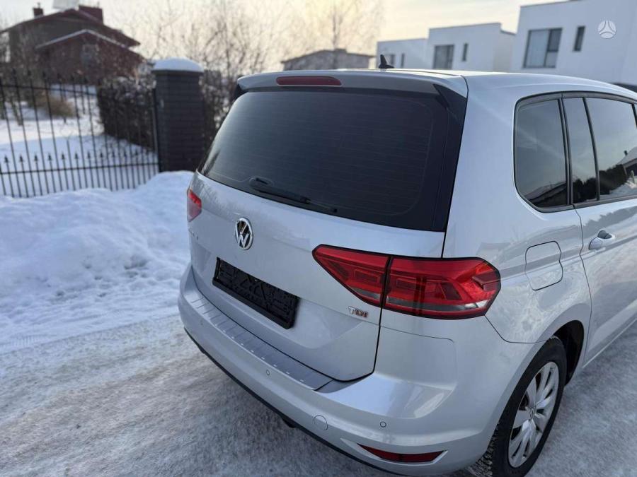 Grey Volkswagen Touran 2016 in Kaunas, with an engine capacity of 1.60 L and mileage of 205 thousand km for 8199 €, photo 10 on AUTOMOTO.COM.LV