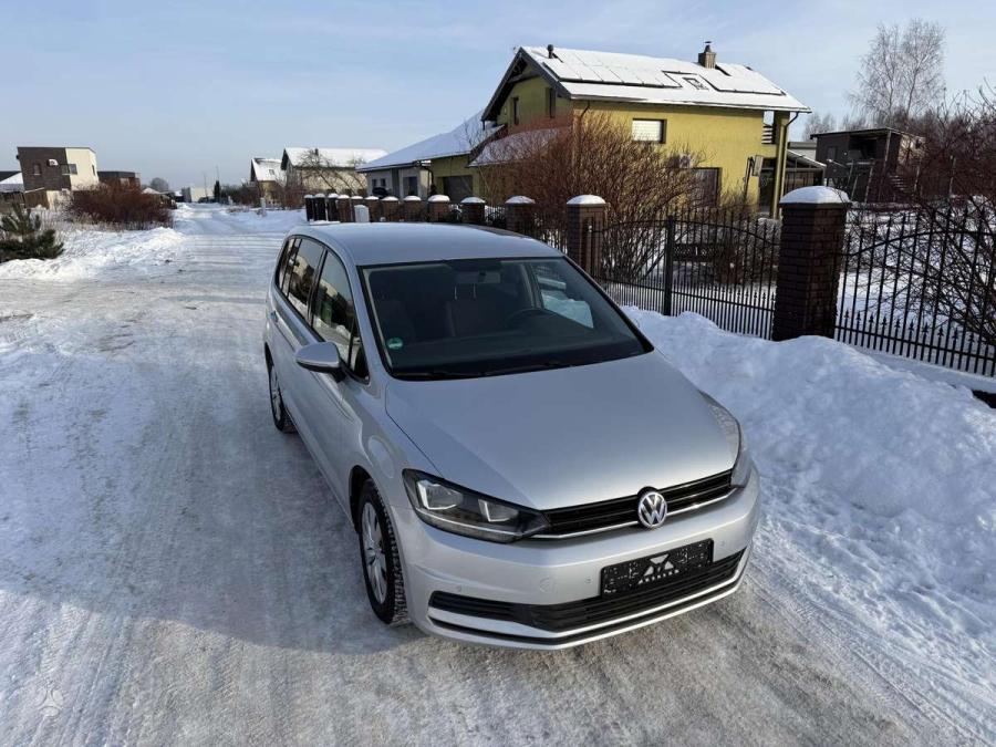 Grey Volkswagen Touran 2016 in Kaunas, with an engine capacity of 1.60 L and mileage of 205 thousand km for 8199 €, photo 11 on AUTOMOTO.COM.LV
