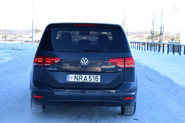 Grey Volkswagen Touran 2016 in Vilnius, with an engine capacity of 1.60 L and mileage of 319 thousand km for 8450 €, photo 5 on AUTOMOTO.COM.LV