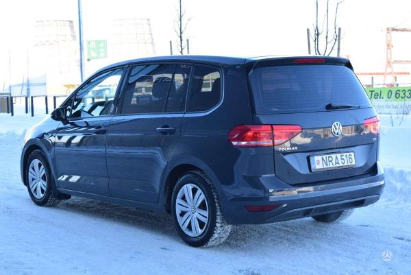 Grey Volkswagen Touran 2016 in Vilnius, with an engine capacity of 1.60 L and mileage of 319 thousand km for 8450 €, photo 6 on AUTOMOTO.COM.LV