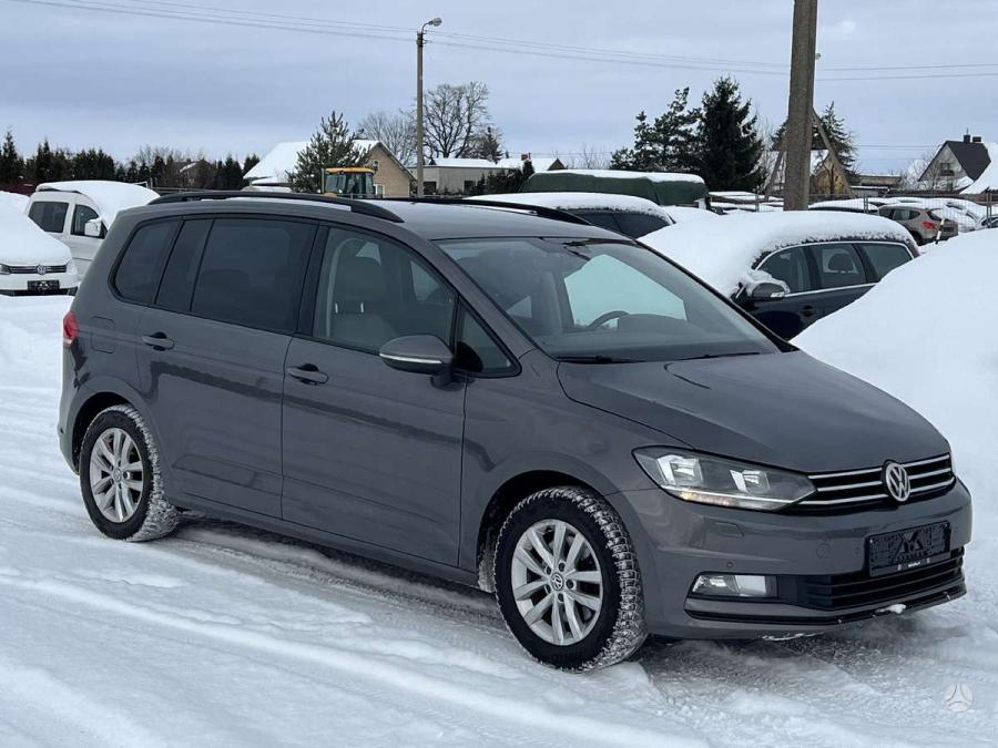 Grey Volkswagen Touran 2016 in Kedainiai, with an engine capacity of 1.60 L and mileage of 240 thousand km for 8999 €, photo 1 on AUTOMOTO.COM.LV