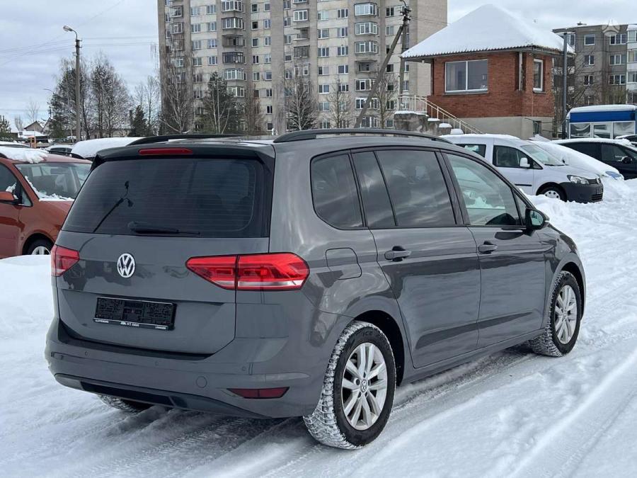 Grey Volkswagen Touran 2016 in Kedainiai, with an engine capacity of 1.60 L and mileage of 240 thousand km for 8999 €, photo 3 on AUTOMOTO.COM.LV