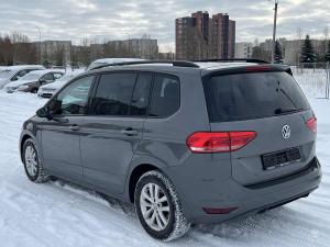 Grey Volkswagen Touran 2016 in Kedainiai, with an engine capacity of 1.60 L and mileage of 240 thousand km for 8999 €, photo 4 on AUTOMOTO.COM.LV
