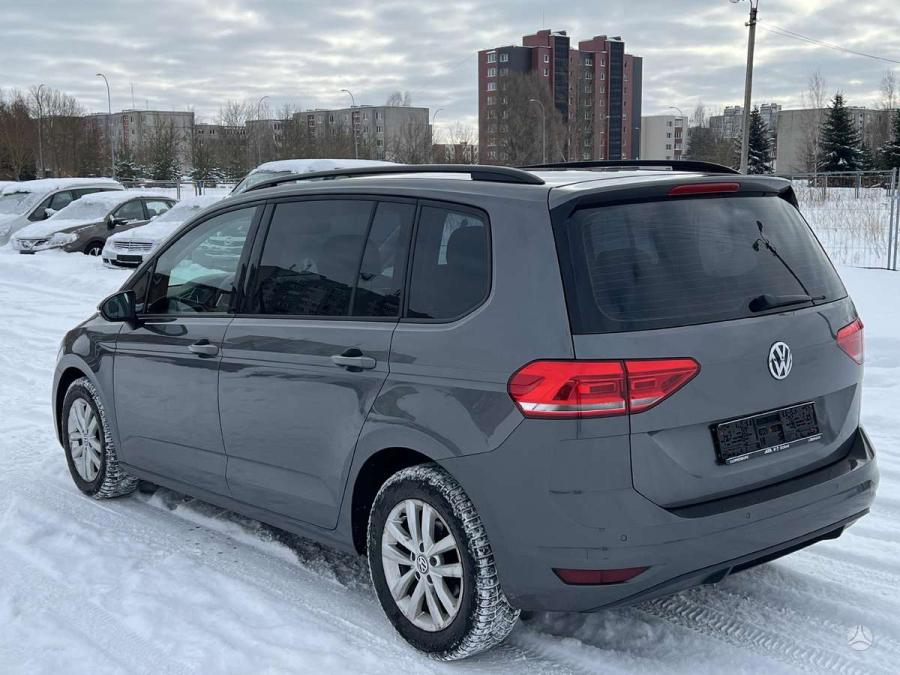 Grey Volkswagen Touran 2016 in Kedainiai, with an engine capacity of 1.60 L and mileage of 240 thousand km for 8999 €, photo 4 on AUTOMOTO.COM.LV