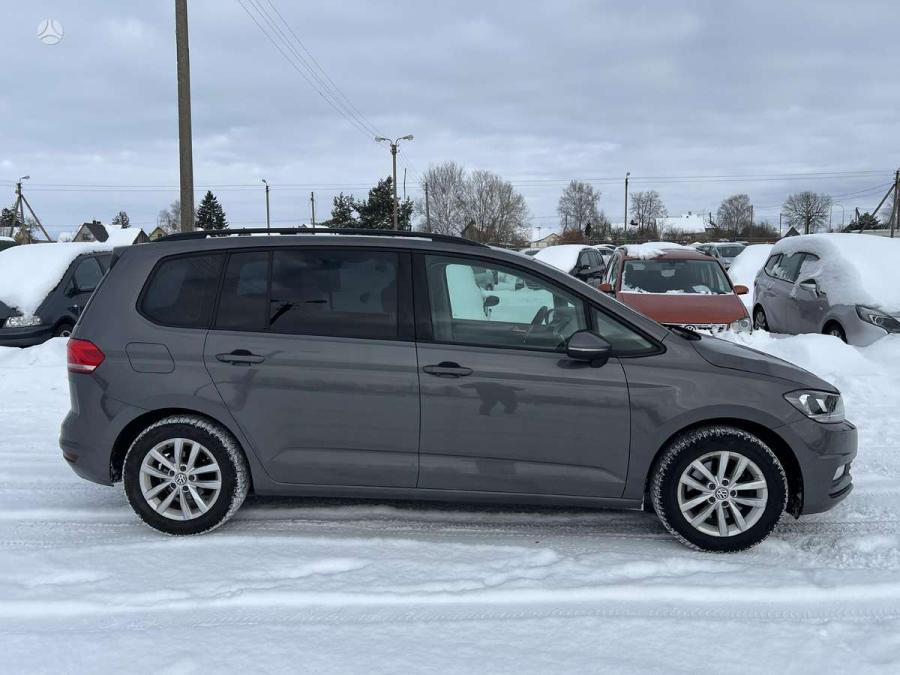 Grey Volkswagen Touran 2016 in Kedainiai, with an engine capacity of 1.60 L and mileage of 240 thousand km for 8999 €, photo 5 on AUTOMOTO.COM.LV