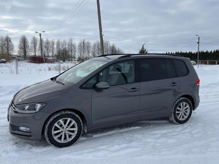 Grey Volkswagen Touran 2016 in Kedainiai, with an engine capacity of 1.60 L and mileage of 240 thousand km for 8999 €, photo 6 on AUTOMOTO.COM.LV