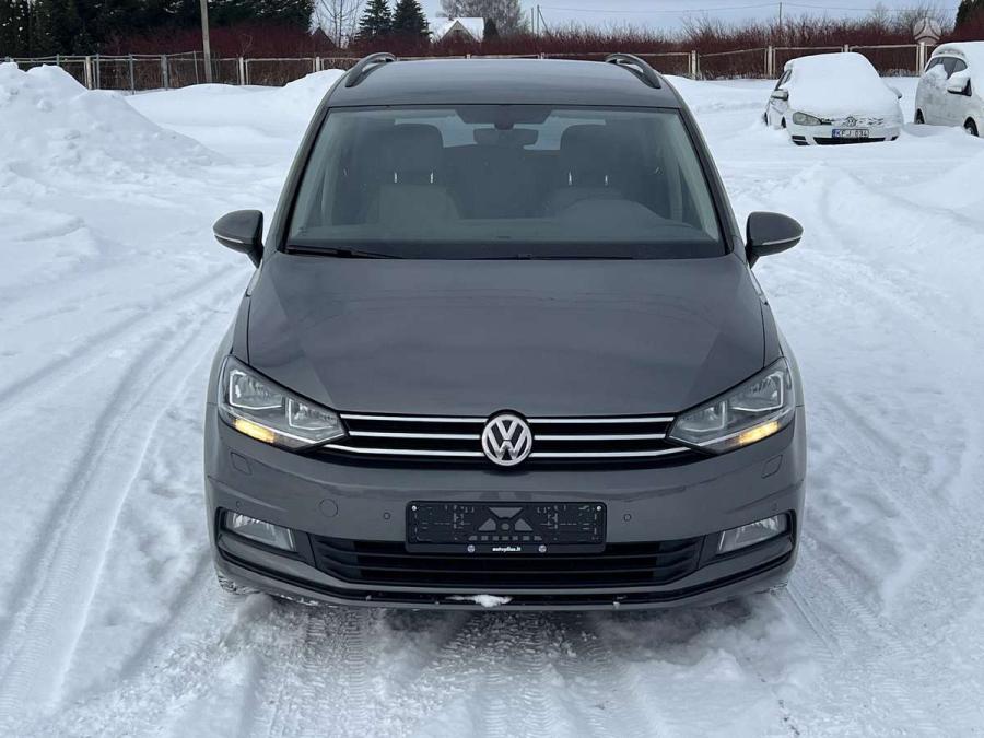 Grey Volkswagen Touran 2016 in Kedainiai, with an engine capacity of 1.60 L and mileage of 240 thousand km for 8999 €, photo 7 on AUTOMOTO.COM.LV