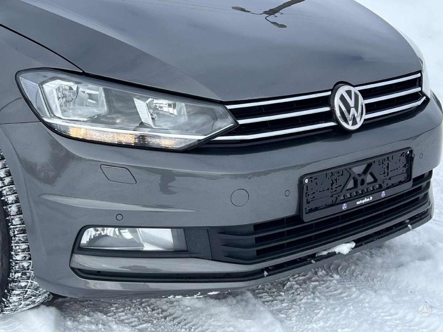 Grey Volkswagen Touran 2016 in Kedainiai, with an engine capacity of 1.60 L and mileage of 240 thousand km for 8999 €, photo 8 on AUTOMOTO.COM.LV