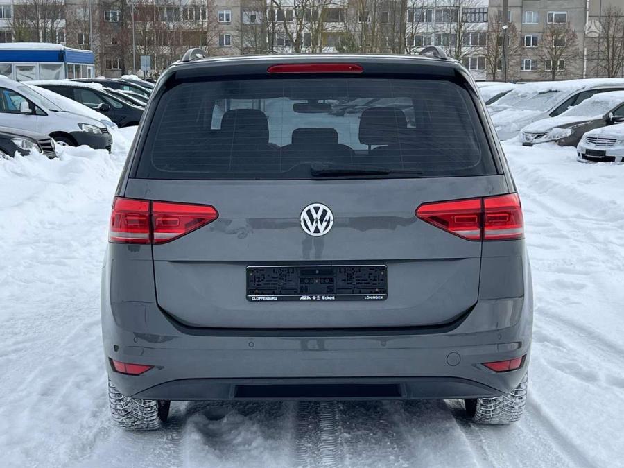 Grey Volkswagen Touran 2016 in Kedainiai, with an engine capacity of 1.60 L and mileage of 240 thousand km for 8999 €, photo 9 on AUTOMOTO.COM.LV