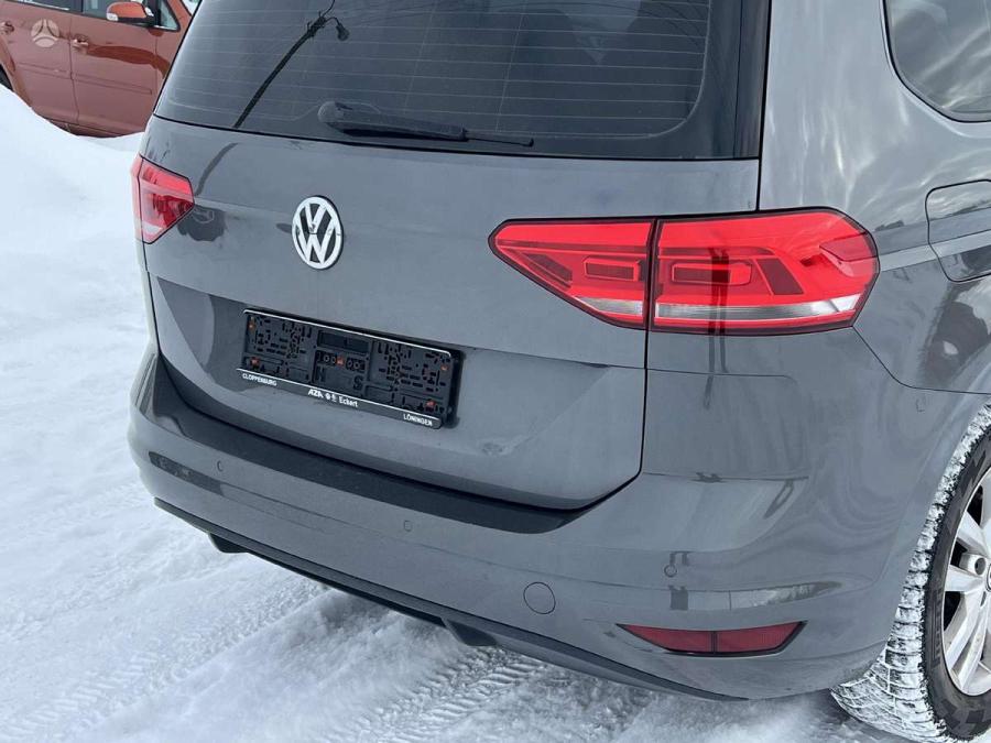 Grey Volkswagen Touran 2016 in Kedainiai, with an engine capacity of 1.60 L and mileage of 240 thousand km for 8999 €, photo 10 on AUTOMOTO.COM.LV