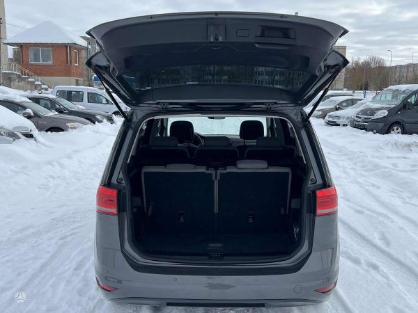 Grey Volkswagen Touran 2016 in Kedainiai, with an engine capacity of 1.60 L and mileage of 240 thousand km for 8999 €, photo 11 on AUTOMOTO.COM.LV