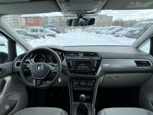 Grey Volkswagen Touran 2016 in Kedainiai, with an engine capacity of 1.60 L and mileage of 240 thousand km for 8999 €, photo 15 on AUTOMOTO.COM.LV