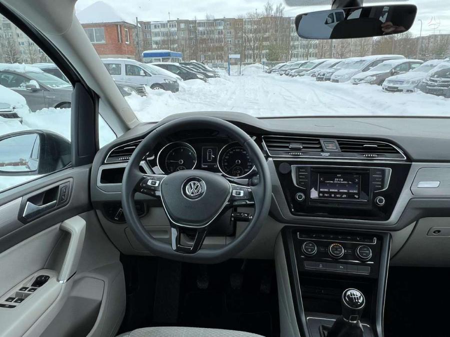 Grey Volkswagen Touran 2016 in Kedainiai, with an engine capacity of 1.60 L and mileage of 240 thousand km for 8999 €, photo 16 on AUTOMOTO.COM.LV