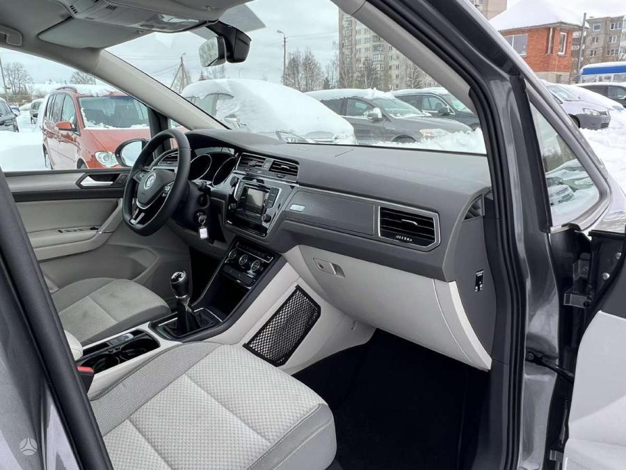Grey Volkswagen Touran 2016 in Kedainiai, with an engine capacity of 1.60 L and mileage of 240 thousand km for 8999 €, photo 17 on AUTOMOTO.COM.LV