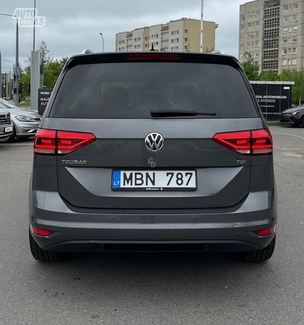 Pelēks Volkswagen Touran 2016 Viļņa, ar dzinēja tilpumu 1.60 L un nobraukumu 208 tūkst. km par 12900 €, foto 3 vietnē AUTOMOTO.COM.LV