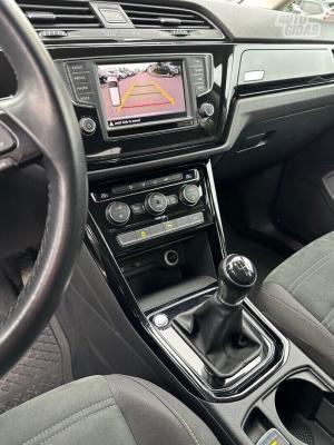 Pelēks Volkswagen Touran 2016 Viļņa, ar dzinēja tilpumu 1.60 L un nobraukumu 208 tūkst. km par 12900 €, foto 13 vietnē AUTOMOTO.COM.LV