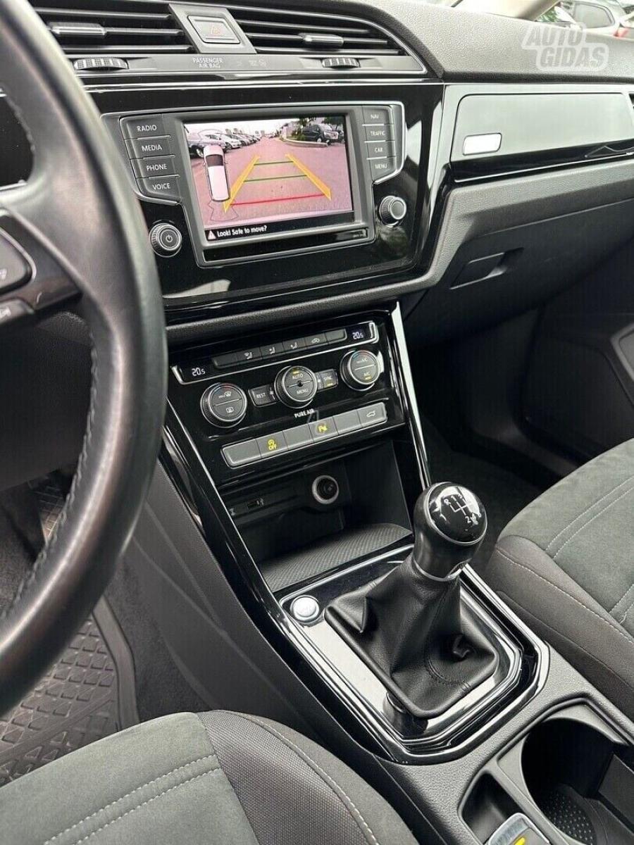 Pelēks Volkswagen Touran 2016 Viļņa, ar dzinēja tilpumu 1.60 L un nobraukumu 208 tūkst. km par 12900 €, foto 13 vietnē AUTOMOTO.COM.LV