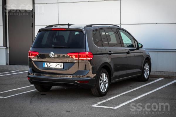 Pelēks Volkswagen Touran 2016 Rīga, ar dzinēja tilpumu 1.60 L un nobraukumu 0 tūkst. km par 8990 €, foto 4 vietnē AUTOMOTO.COM.LV
