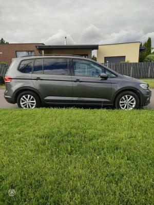 Pelēks Volkswagen Touran 2016 Viļņa, ar dzinēja tilpumu 1.97 L un nobraukumu 200 tūkst. km par 10800 €, foto  vietnē AUTOMOTO.COM.LV