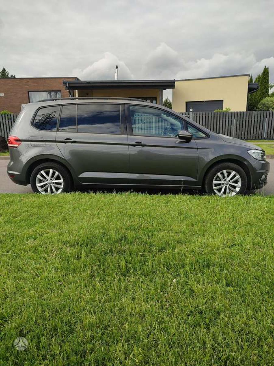 Grey Volkswagen Touran 2016 in Vilnius, with an engine capacity of 1.97 L and mileage of 200 thousand km for 10800 €, photo 1 on AUTOMOTO.COM.LV