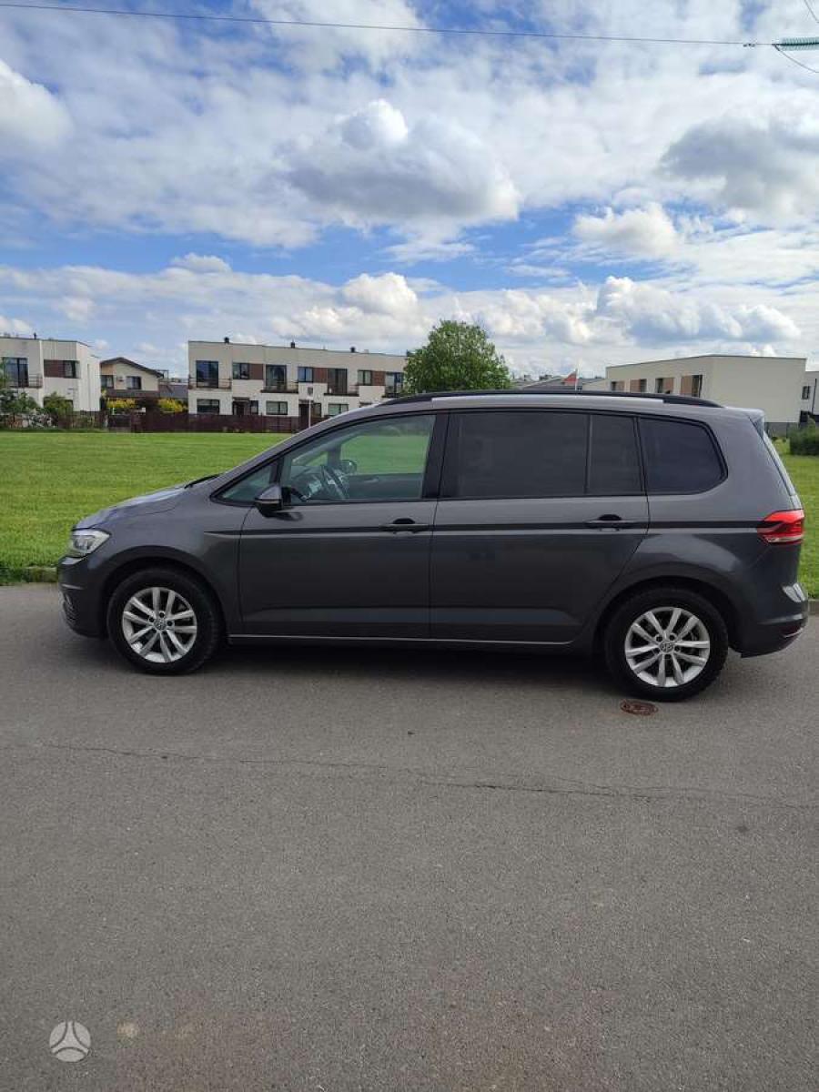 Grey Volkswagen Touran 2016 in Vilnius, with an engine capacity of 1.97 L and mileage of 200 thousand km for 10800 €, photo 4 on AUTOMOTO.COM.LV