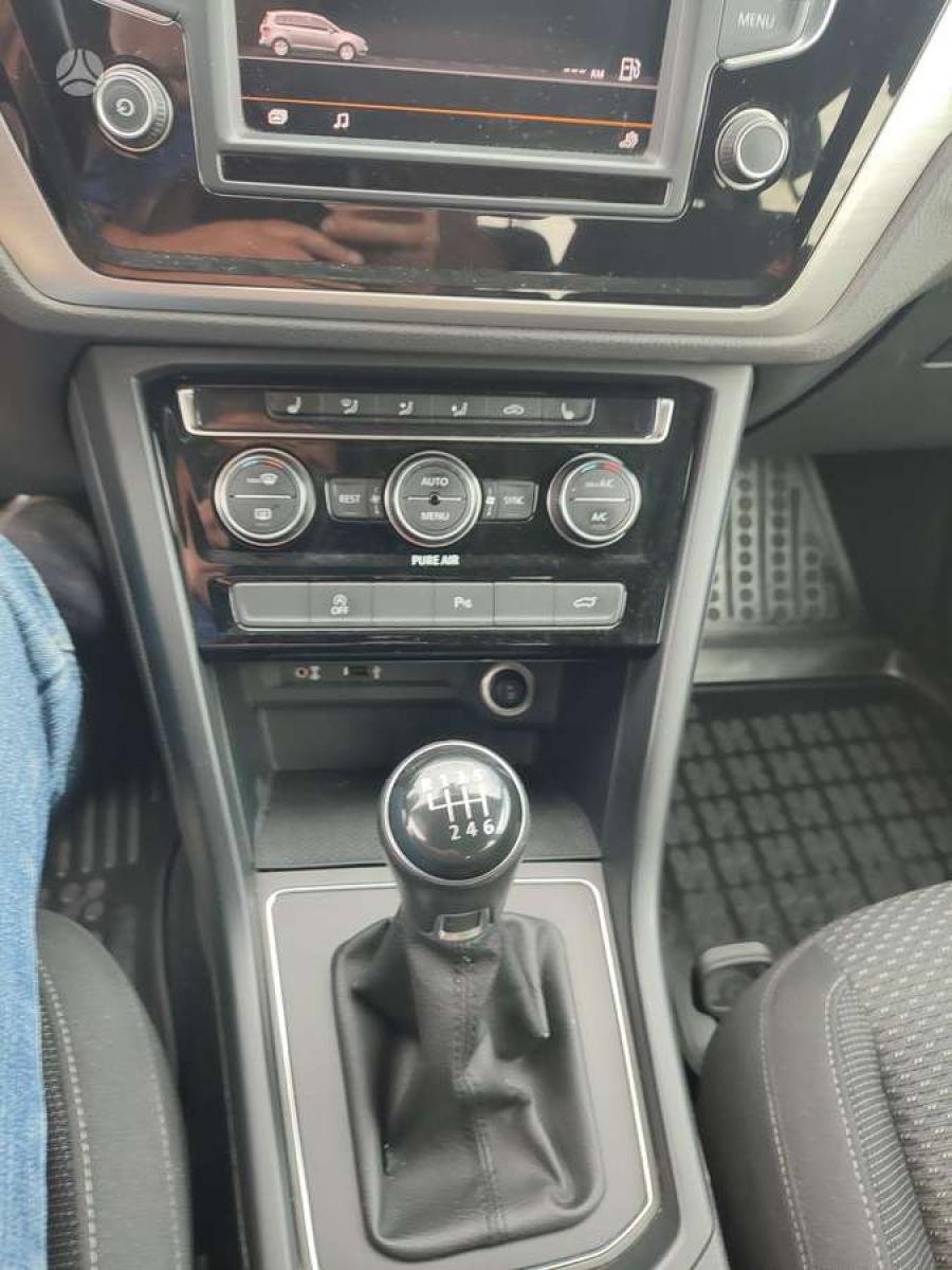 Grey Volkswagen Touran 2016 in Vilnius, with an engine capacity of 1.97 L and mileage of 200 thousand km for 10800 €, photo 13 on AUTOMOTO.COM.LV