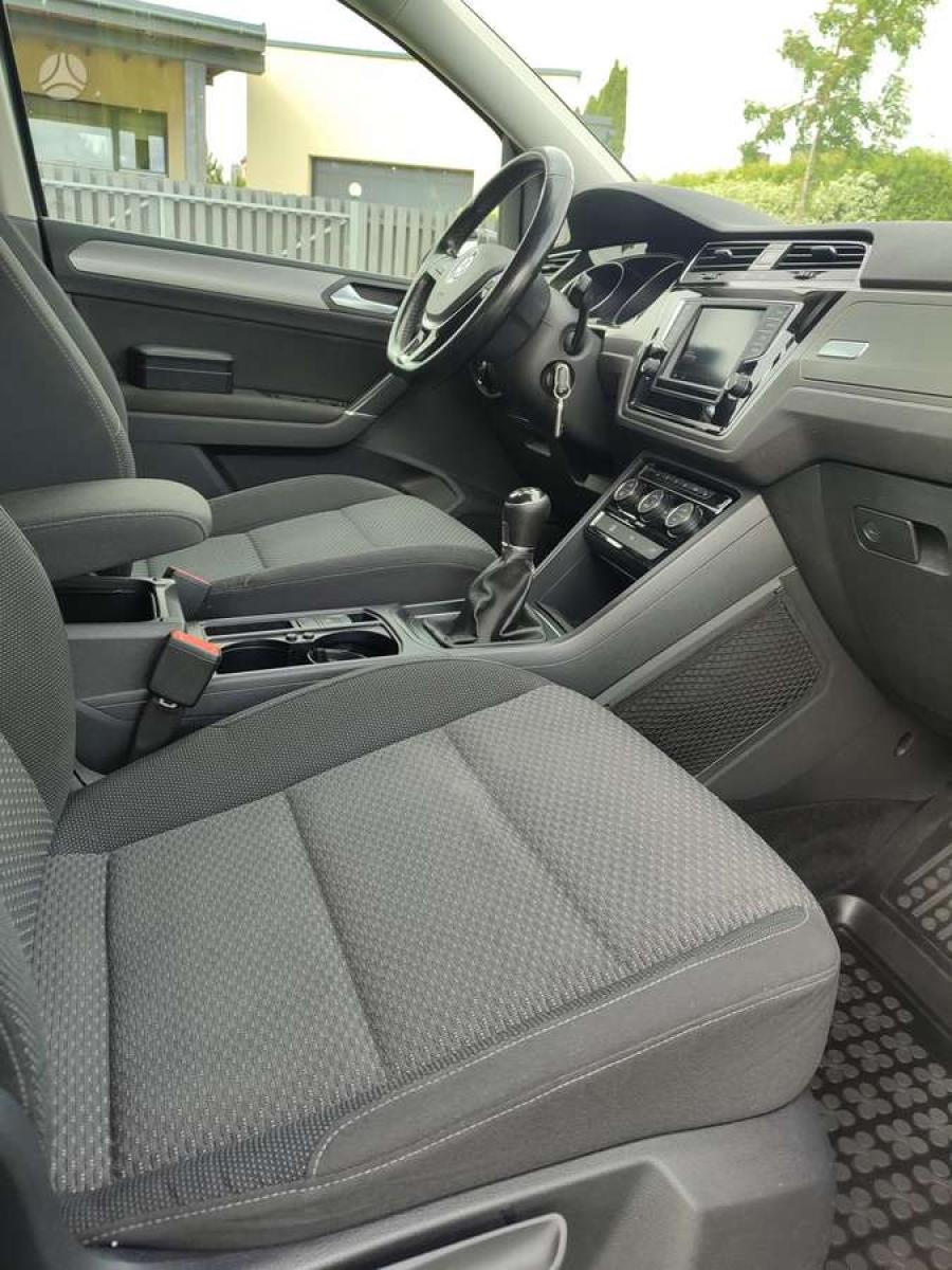 Grey Volkswagen Touran 2016 in Vilnius, with an engine capacity of 1.97 L and mileage of 200 thousand km for 10800 €, photo 16 on AUTOMOTO.COM.LV