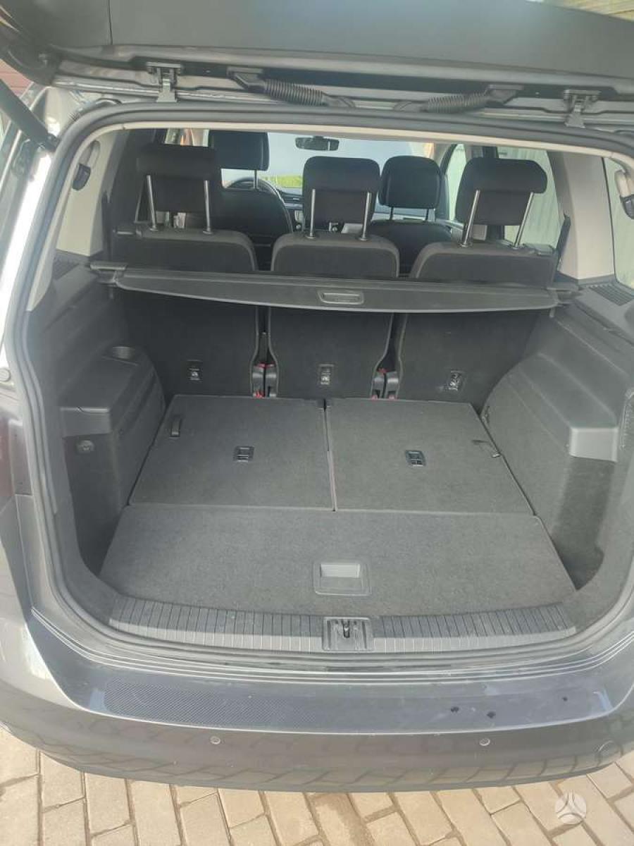 Grey Volkswagen Touran 2016 in Vilnius, with an engine capacity of 1.97 L and mileage of 200 thousand km for 10800 €, photo 19 on AUTOMOTO.COM.LV
