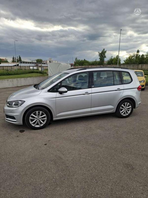 Pelēks Volkswagen Touran 2016 Alīta, ar dzinēja tilpumu 1.97 L un nobraukumu 250 tūkst. km par 8950 €, foto 2 vietnē AUTOMOTO.COM.LV