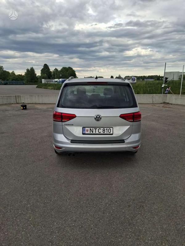 Pelēks Volkswagen Touran 2016 Alīta, ar dzinēja tilpumu 1.97 L un nobraukumu 250 tūkst. km par 8950 €, foto 4 vietnē AUTOMOTO.COM.LV
