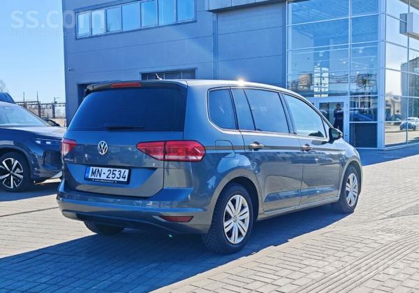 Grey Volkswagen Touran 2016 in Liepaja, with an engine capacity of 1.60 L and mileage of 334 thousand km for 5400 €, photo 5 on AUTOMOTO.COM.LV