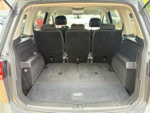 Pelēks Volkswagen Touran 2016 Kuldīga, ar dzinēja tilpumu 2.00 L un nobraukumu 291 tūkst. km par 11990 €, foto 14 vietnē AUTOMOTO.COM.LV