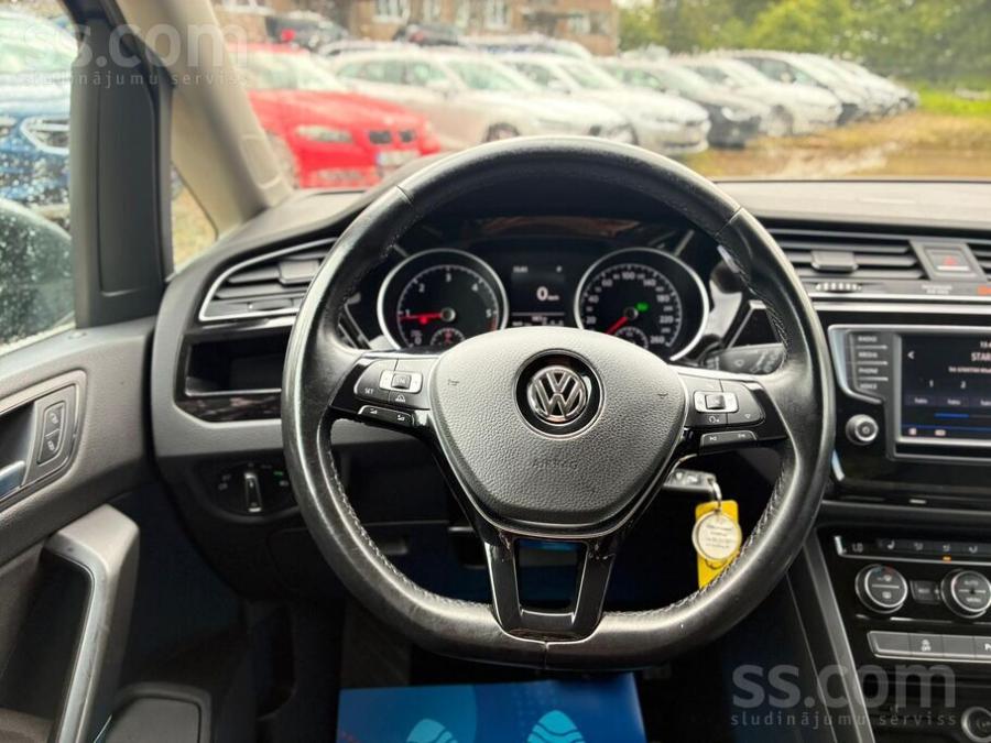 Pelēks Volkswagen Touran 2016 Kuldīga, ar dzinēja tilpumu 2.00 L un nobraukumu 291 tūkst. km par 11990 €, foto 19 vietnē AUTOMOTO.COM.LV