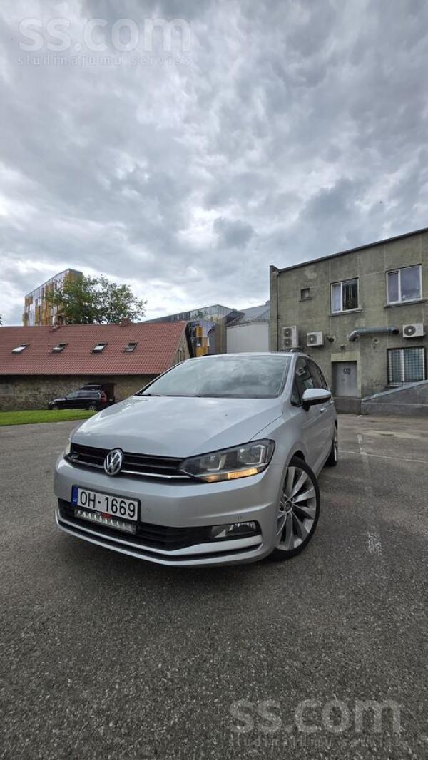Pelēks Volkswagen Touran 2016 Cēsis, ar dzinēja tilpumu 1.60 L un nobraukumu 370 tūkst. km par 9500 €, foto 1 vietnē AUTOMOTO.COM.LV