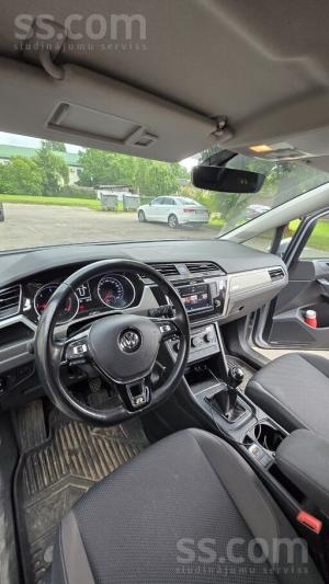 Pelēks Volkswagen Touran 2016 Cēsis, ar dzinēja tilpumu 1.60 L un nobraukumu 370 tūkst. km par 9500 €, foto 4 vietnē AUTOMOTO.COM.LV