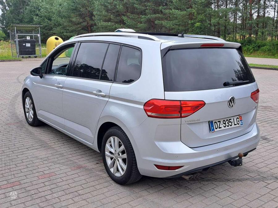 Grey Volkswagen Touran 2016 in Taurage, with an engine capacity of 1.97 L and mileage of 274 thousand km for 9400 €, photo 5 on AUTOMOTO.COM.LV