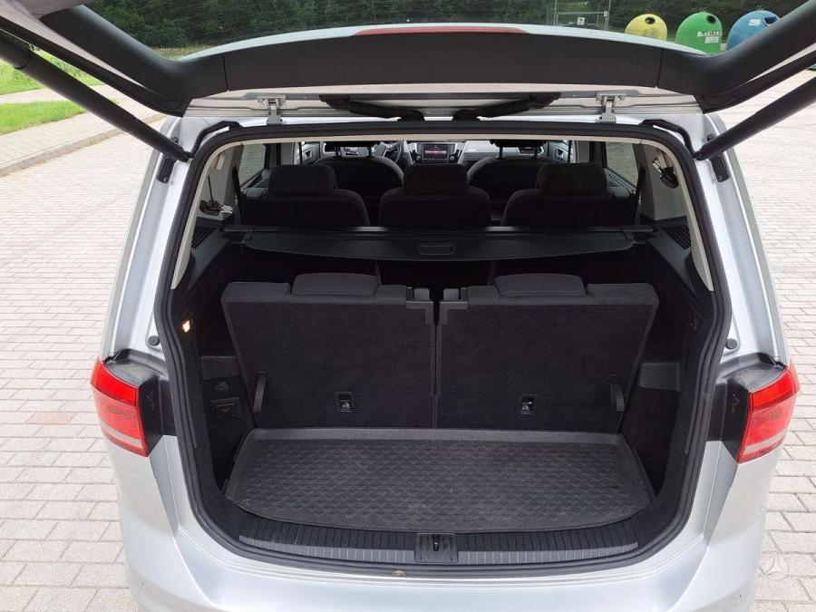 Grey Volkswagen Touran 2016 in Taurage, with an engine capacity of 1.97 L and mileage of 274 thousand km for 9400 €, photo 21 on AUTOMOTO.COM.LV