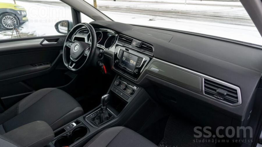 Pelēks Volkswagen Touran 2016 Rīga, ar dzinēja tilpumu 1.60 L un nobraukumu 239 tūkst. km par 6590 €, foto 11 vietnē AUTOMOTO.COM.LV