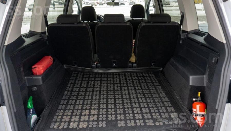 Pelēks Volkswagen Touran 2016 Rīga, ar dzinēja tilpumu 1.60 L un nobraukumu 239 tūkst. km par 6590 €, foto 31 vietnē AUTOMOTO.COM.LV
