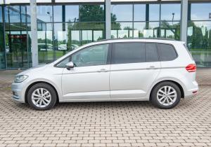 Grey Volkswagen Touran 2016 in Cesis, with an engine capacity of 2.00 L and mileage of 375 thousand km for 7450 €, photo 4 on AUTOMOTO.COM.LV