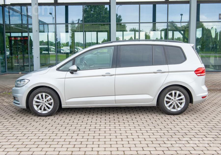 Grey Volkswagen Touran 2016 in Cesis, with an engine capacity of 2.00 L and mileage of 375 thousand km for 7450 €, photo 4 on AUTOMOTO.COM.LV