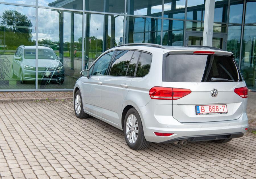 Grey Volkswagen Touran 2016 in Cesis, with an engine capacity of 2.00 L and mileage of 375 thousand km for 7450 €, photo 5 on AUTOMOTO.COM.LV