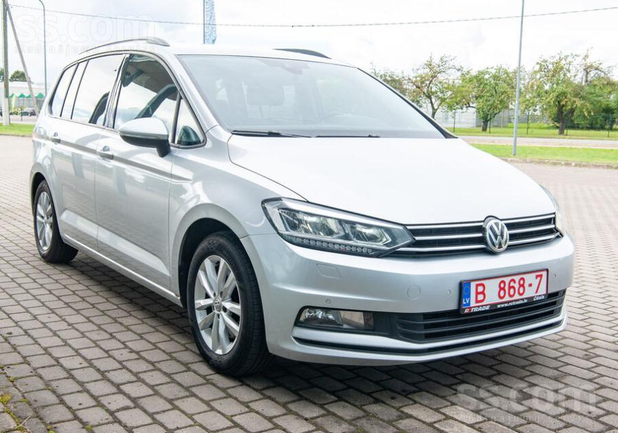 Grey Volkswagen Touran 2016 in Cesis, with an engine capacity of 2.00 L and mileage of 375 thousand km for 7450 €, photo 8 on AUTOMOTO.COM.LV